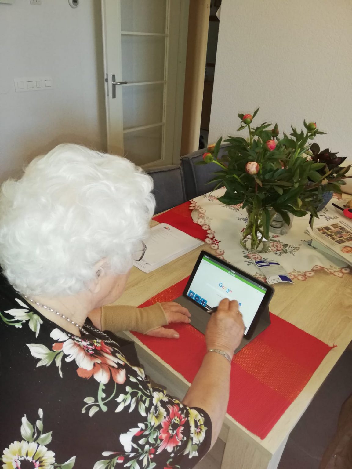 Beeldzorg: mevrouw Becker ontvangt eerste Compaan-tablet - Zorgwaard ...